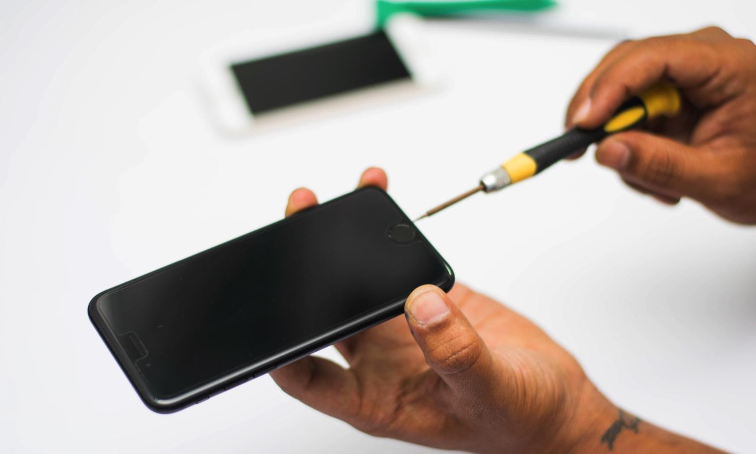 Confused About Whether To Repair Your Old Phone Or Replace It?